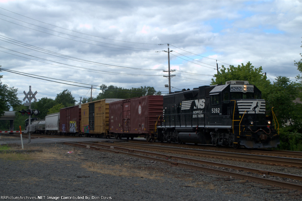 NS GP38-2 5282 leads WPMA-01